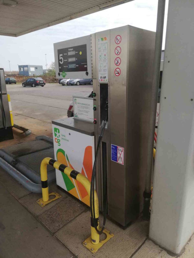 Autofahrer können in Linden Kraftstoff aus Stroh tanken